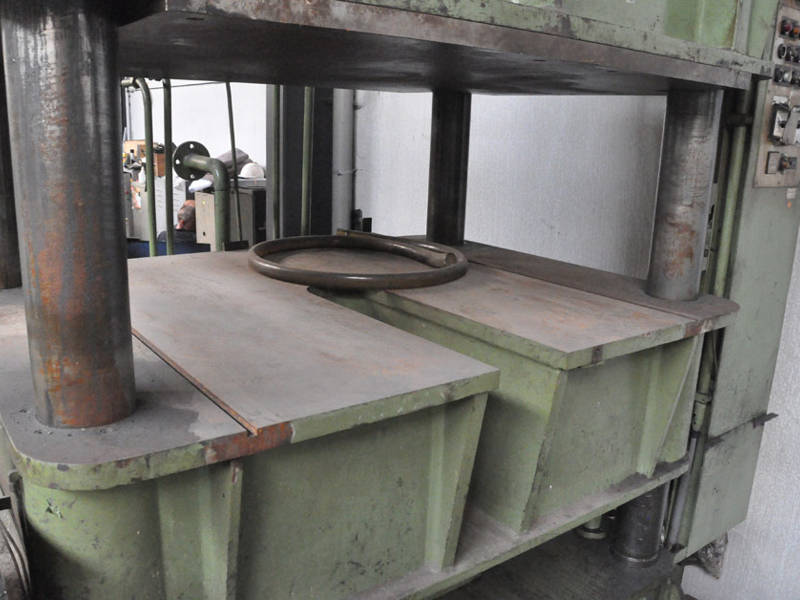 For sale: Used hydraulic press Dieffenbacher 300 ton