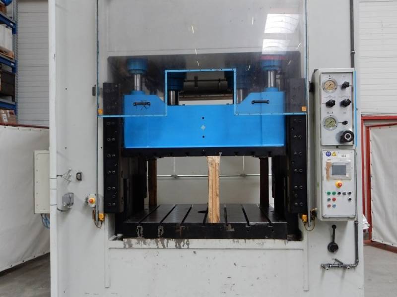 For sale: Used hydraulic double column press LVD 200T